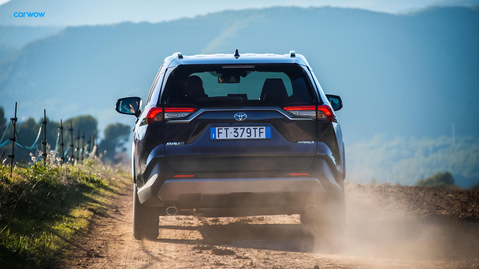 Analizamos y confrontamos al Toyota C-HR y Toyota RAV4 | Carwow